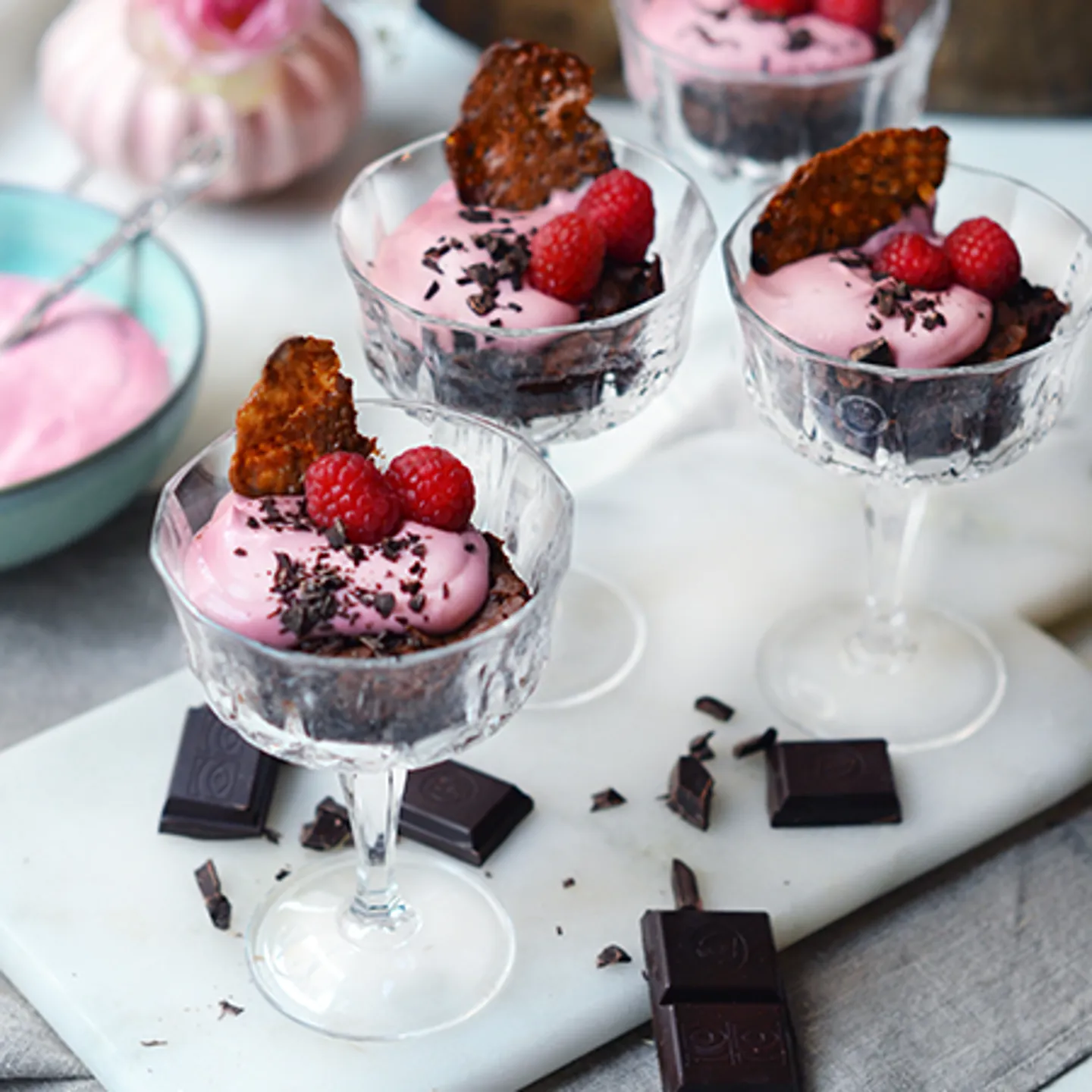 Kladdkaka i glas med hallonmousse och Dumle-flarn - Fazer.se