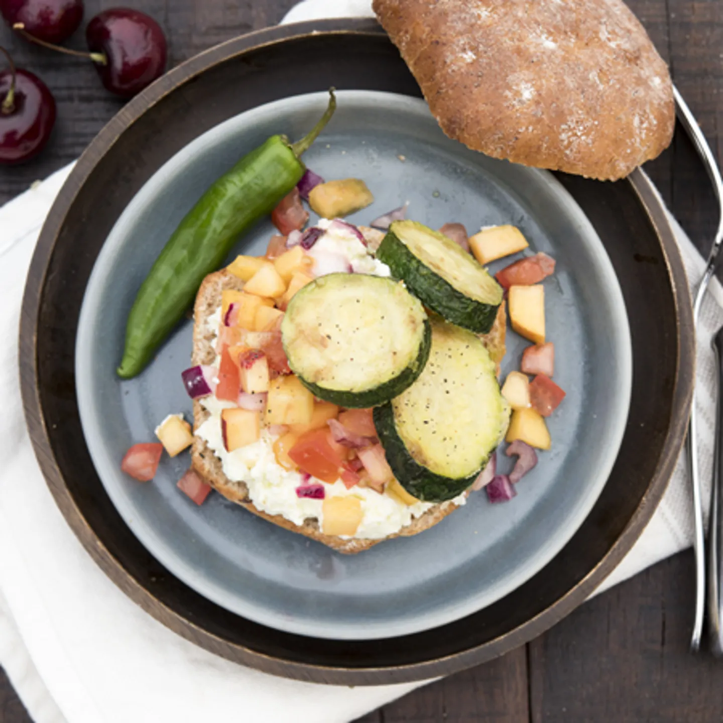 Grekisk toast m. fetaostkräm, nektarin- och tomatsalsa - Fazer.se